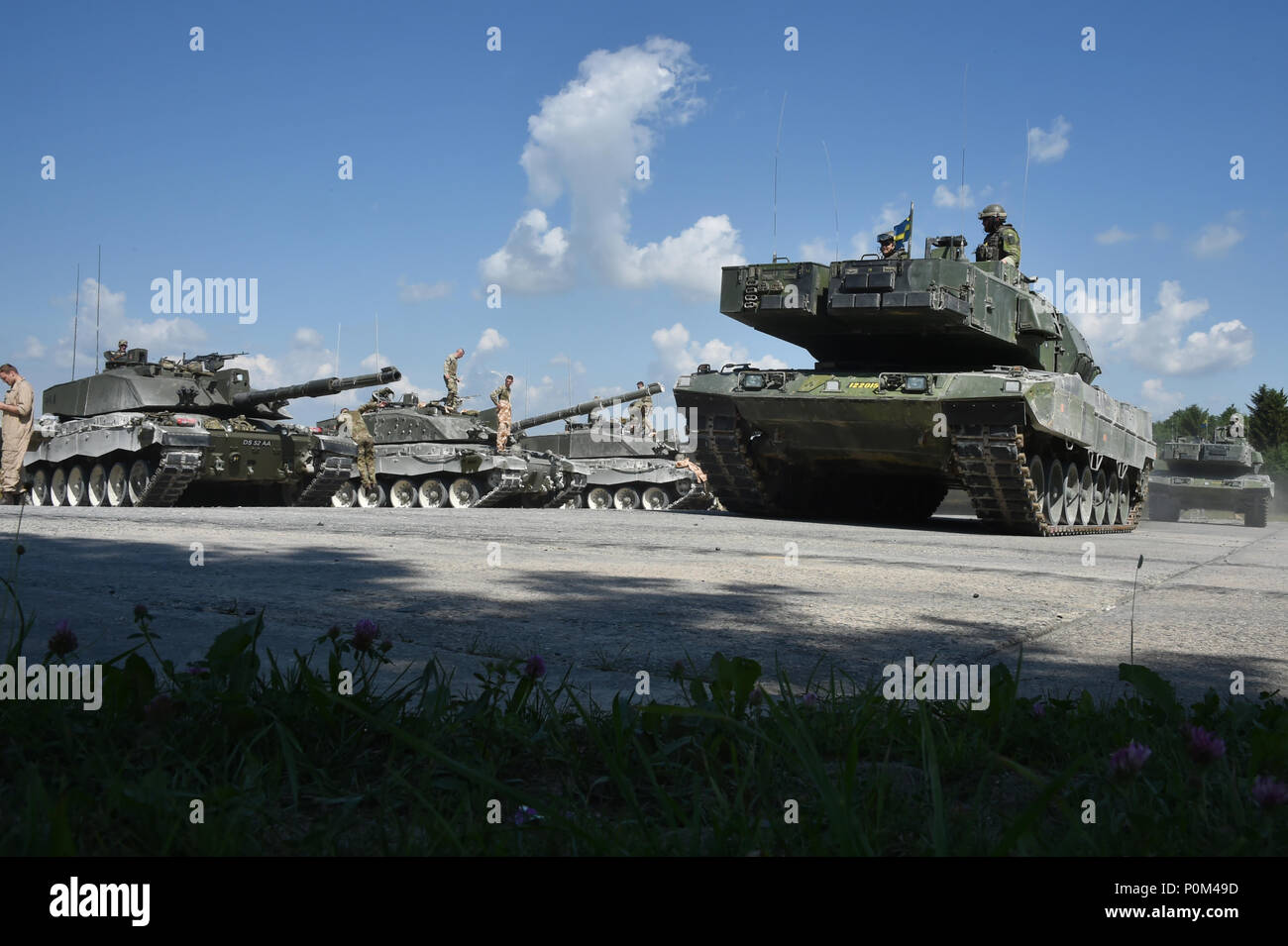 British soldiers with the Queen’s Royal Hussars in Challenger II main ...