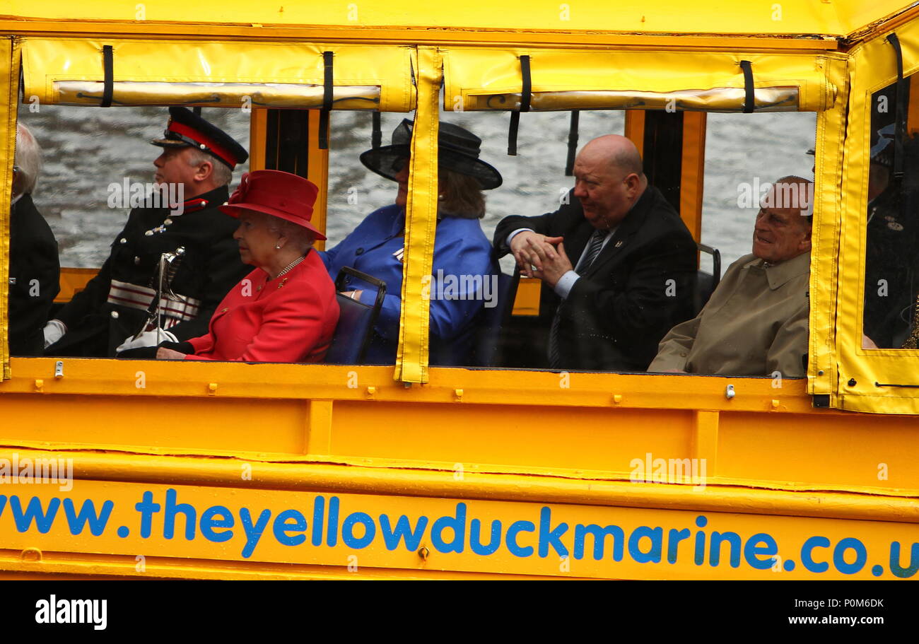 THE QUEEN AND PRINCE PHILIP ENJOY A RIDE ON THE YELLOW DUCK BUS IN ...
