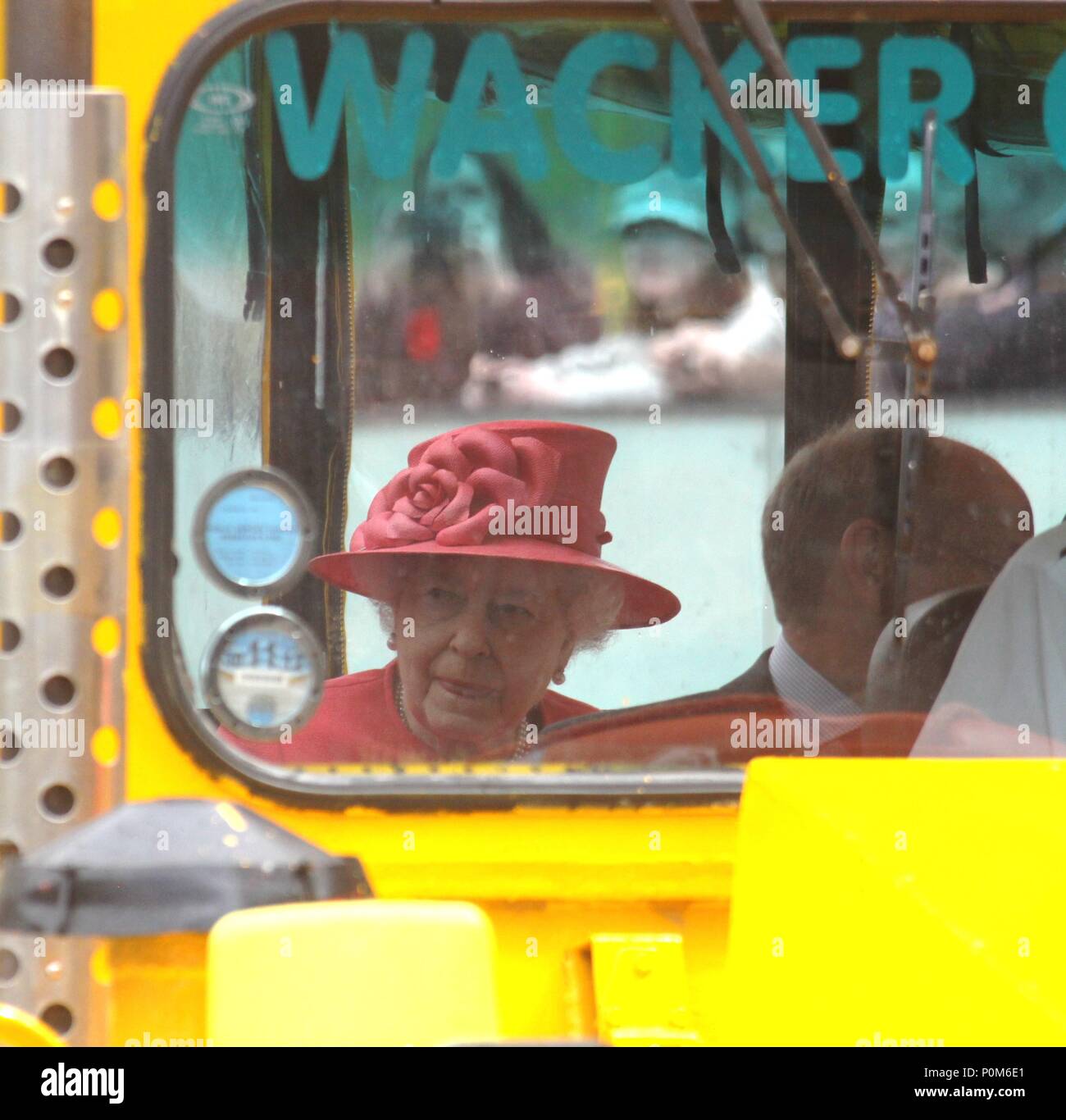 Queen and prince Philip take ride on The Duck bus at Liverpool Royal ...
