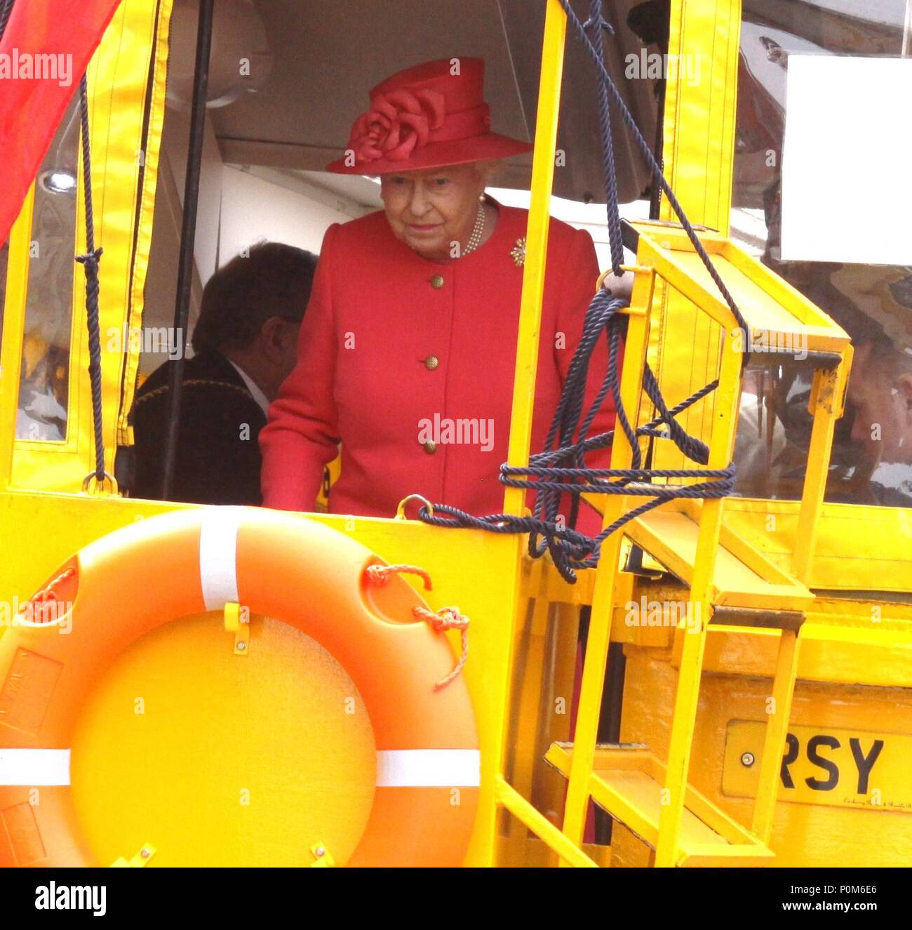 Queen elizabeth pink outfit hi-res stock photography and images - Alamy