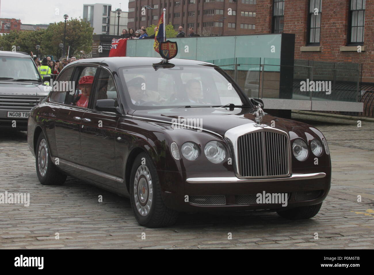 THE QUEEN AND PRINCE PHILIP ENJOY A RIDE ON THE YELLOW DUCK BUS IN ...