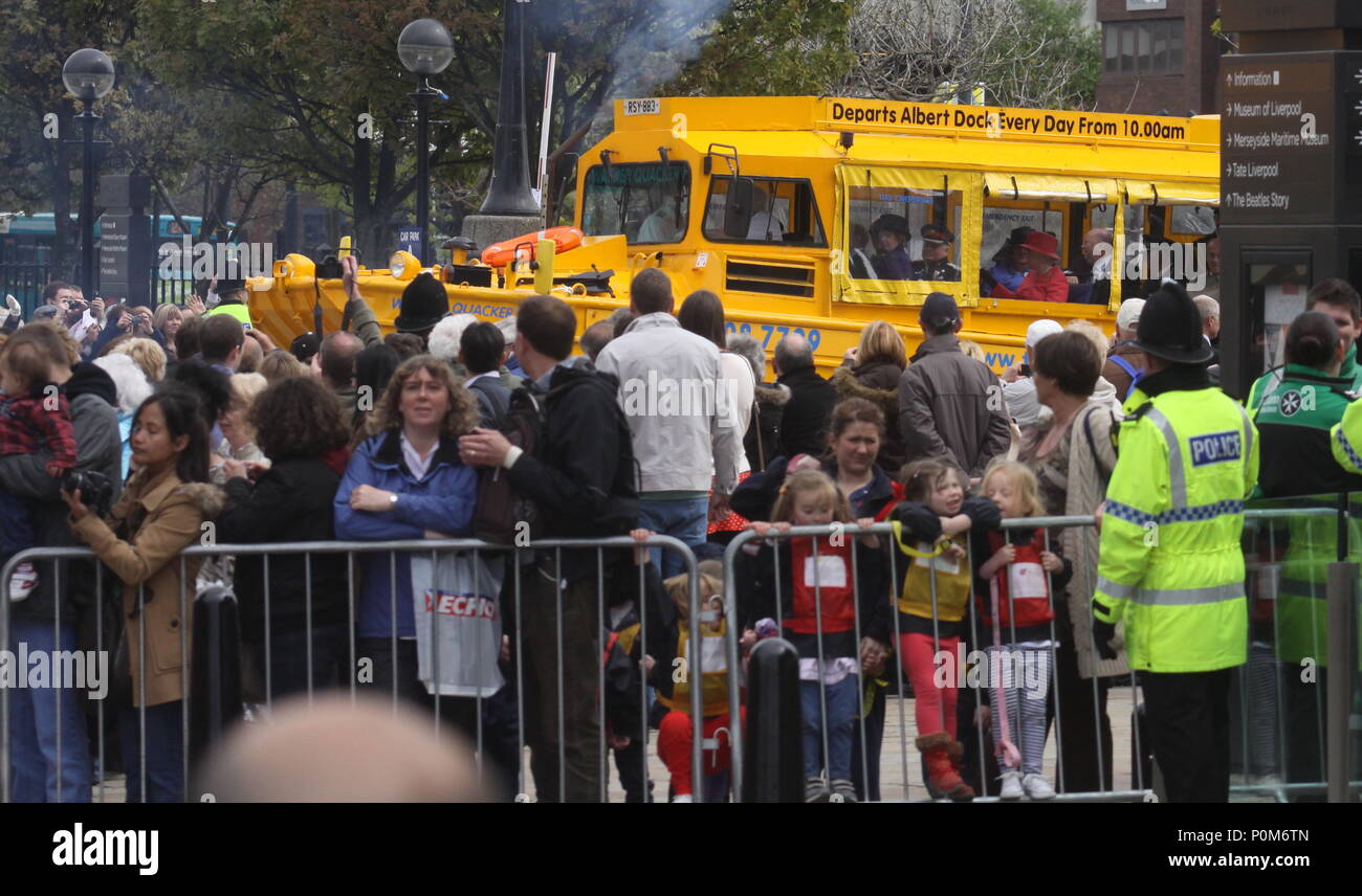 THE QUEEN AND PRINCE PHILIP ENJOY A RIDE ON THE YELLOW DUCK BUS IN ...