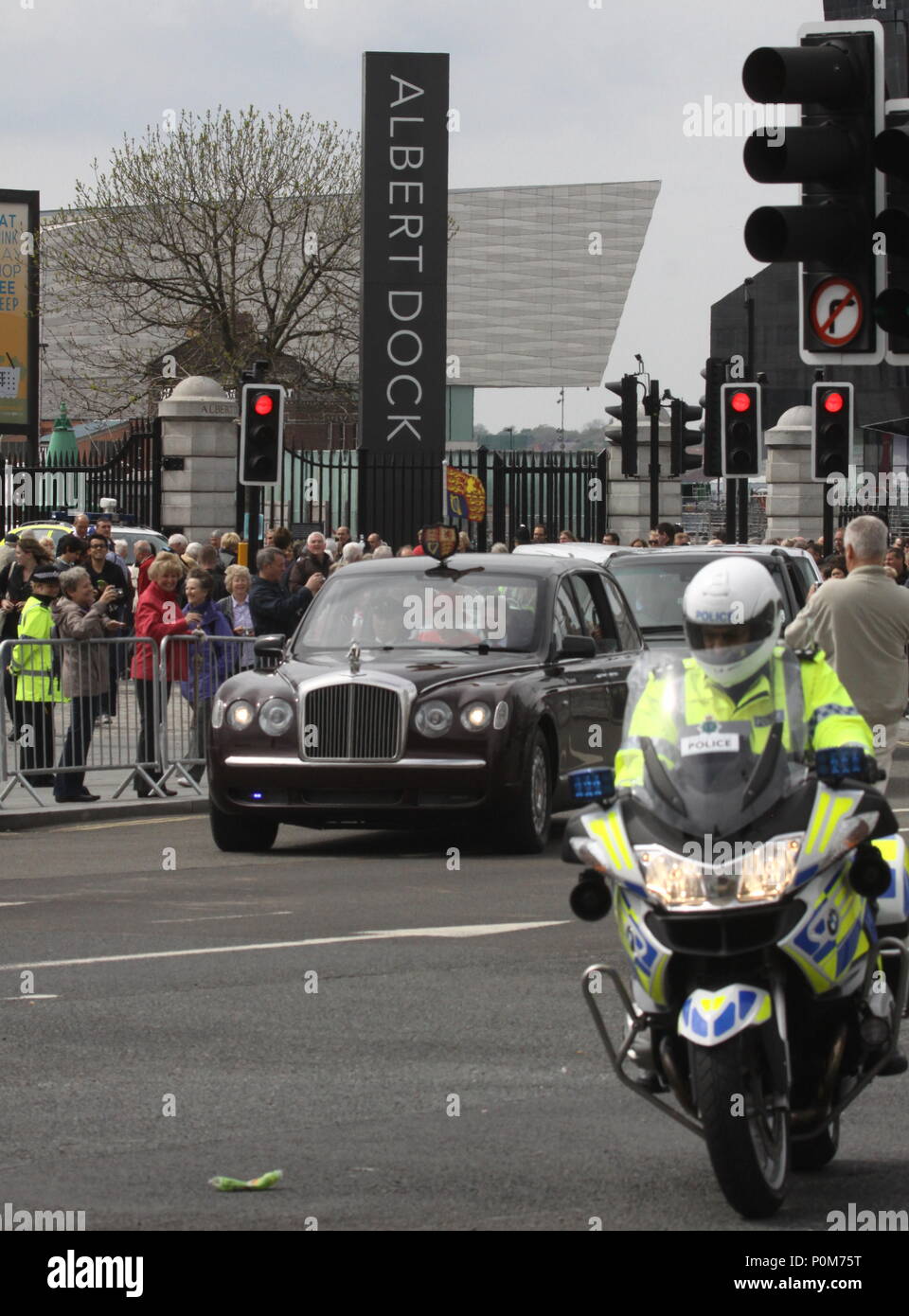 THE QUEEN AND PRINCE PHILIP ENJOY A RIDE ON THE YELLOW DUCK BUS IN ...