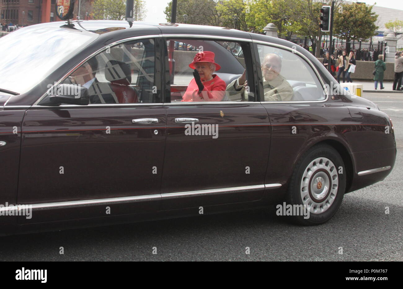 THE QUEEN AND PRINCE PHILIP ENJOY A RIDE ON THE YELLOW DUCK BUS IN ...
