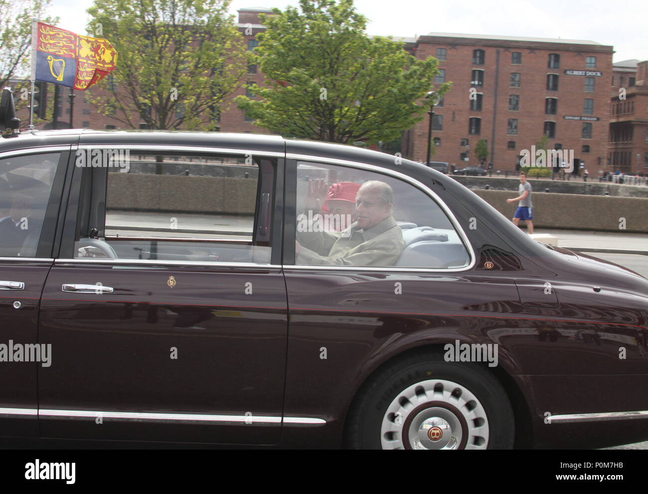THE QUEEN AND PRINCE PHILIP ENJOY A RIDE ON THE YELLOW DUCK BUS IN ...