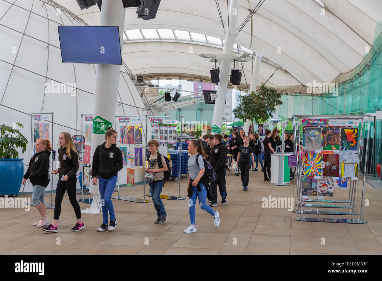 Children group visiting art gallery hi-res stock photography and images ...