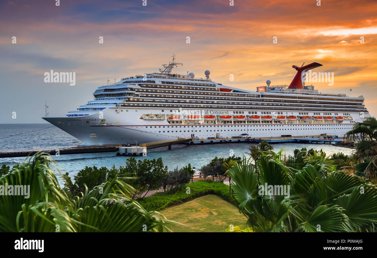 Cruise Ship in port Stock Photo - Alamy