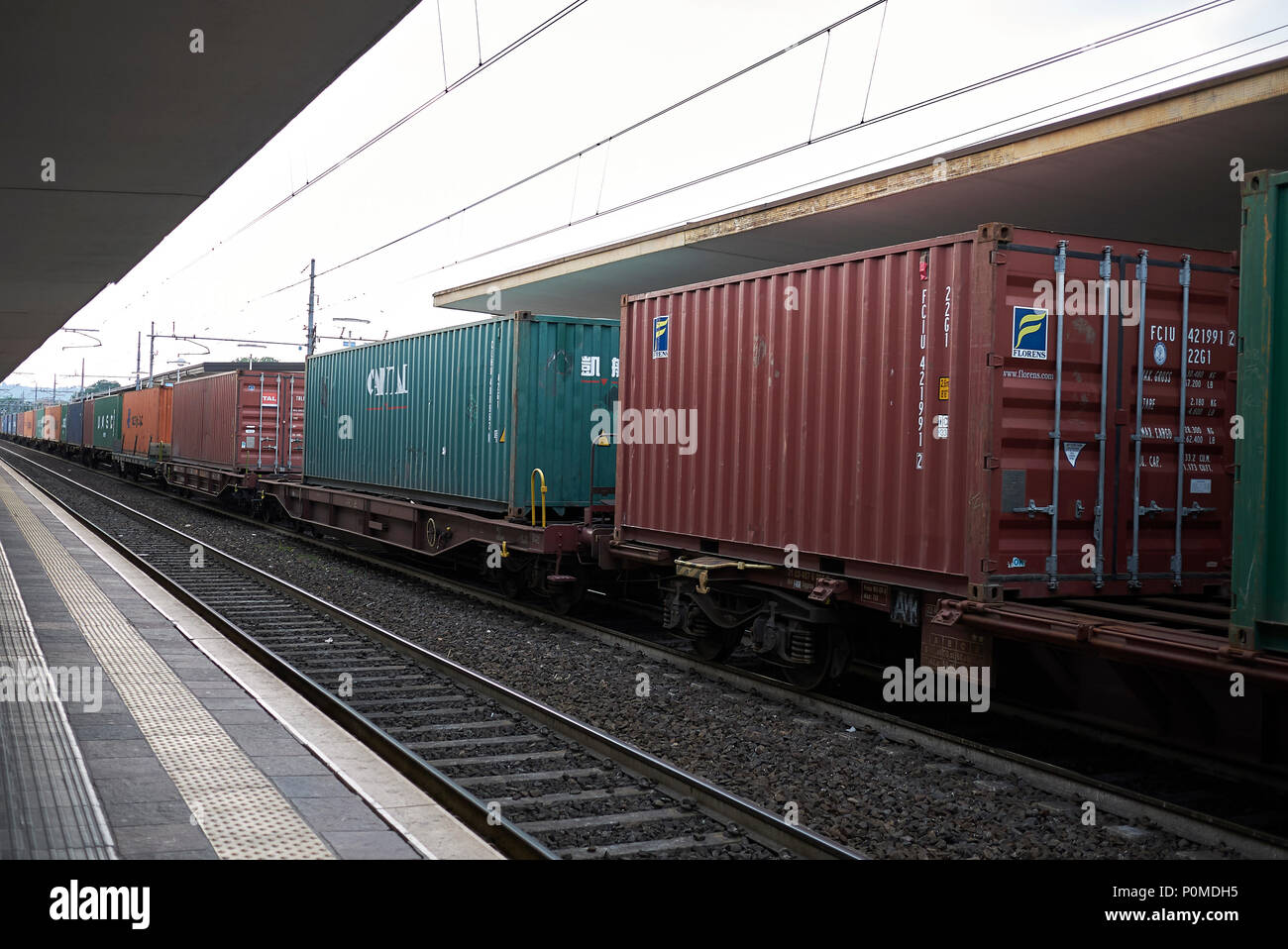 Railroad shipping container italia hi-res stock photography and images ...