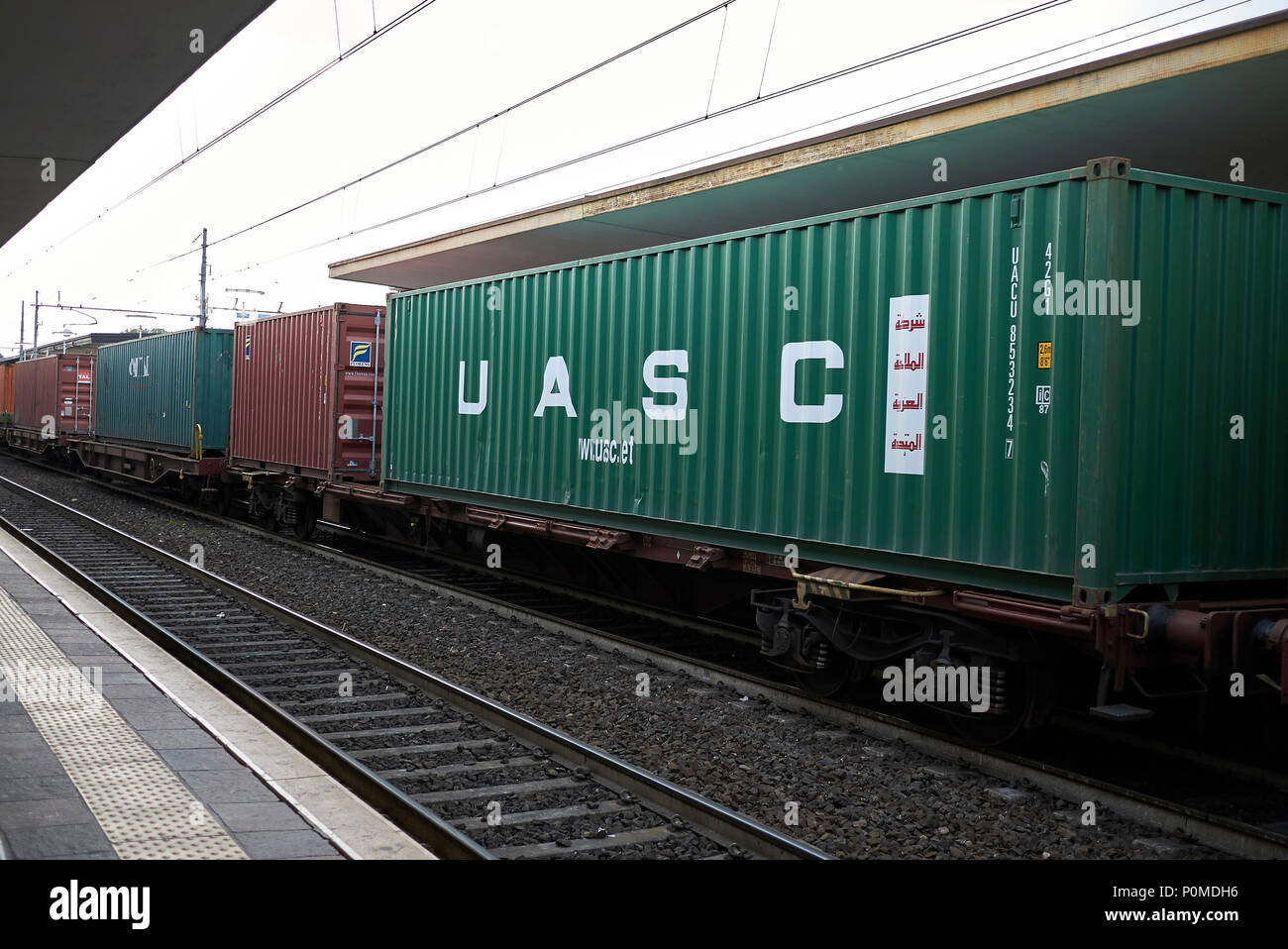 Railroad shipping container italia hi-res stock photography and images ...