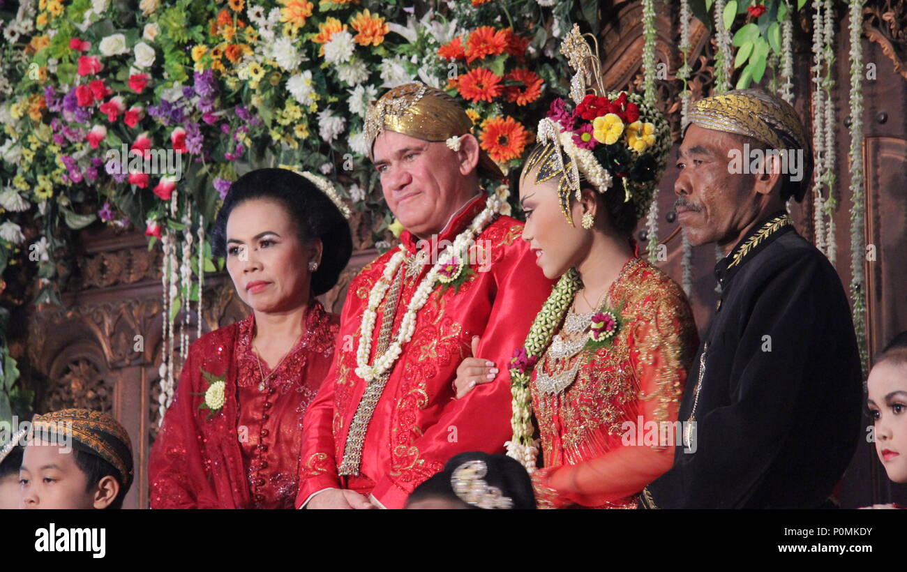 Indonesian muslim wedding hi-res stock photography and images - Alamy
