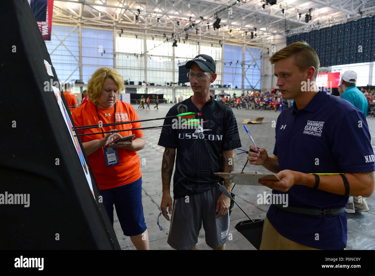 Army Master Sgt. Christopher Donaldson has his score checked in the ...