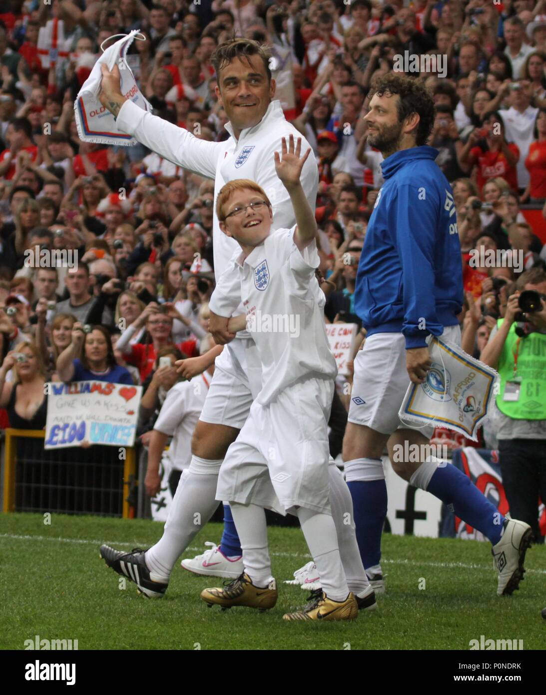 Robbie williams at old trafford for soccer aid hi-res stock photography ...