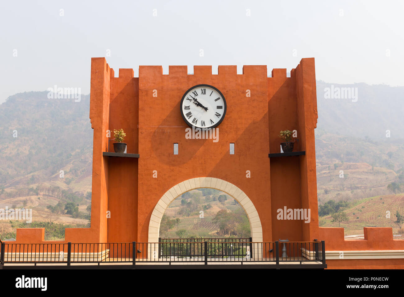 Big red wall clock hi-res stock photography and images - Alamy