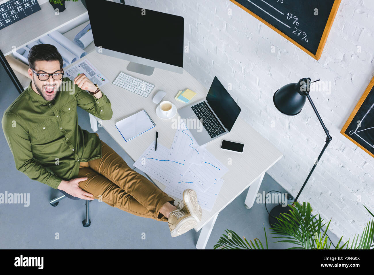 Overhead view office computers hi-res stock photography and images - Alamy