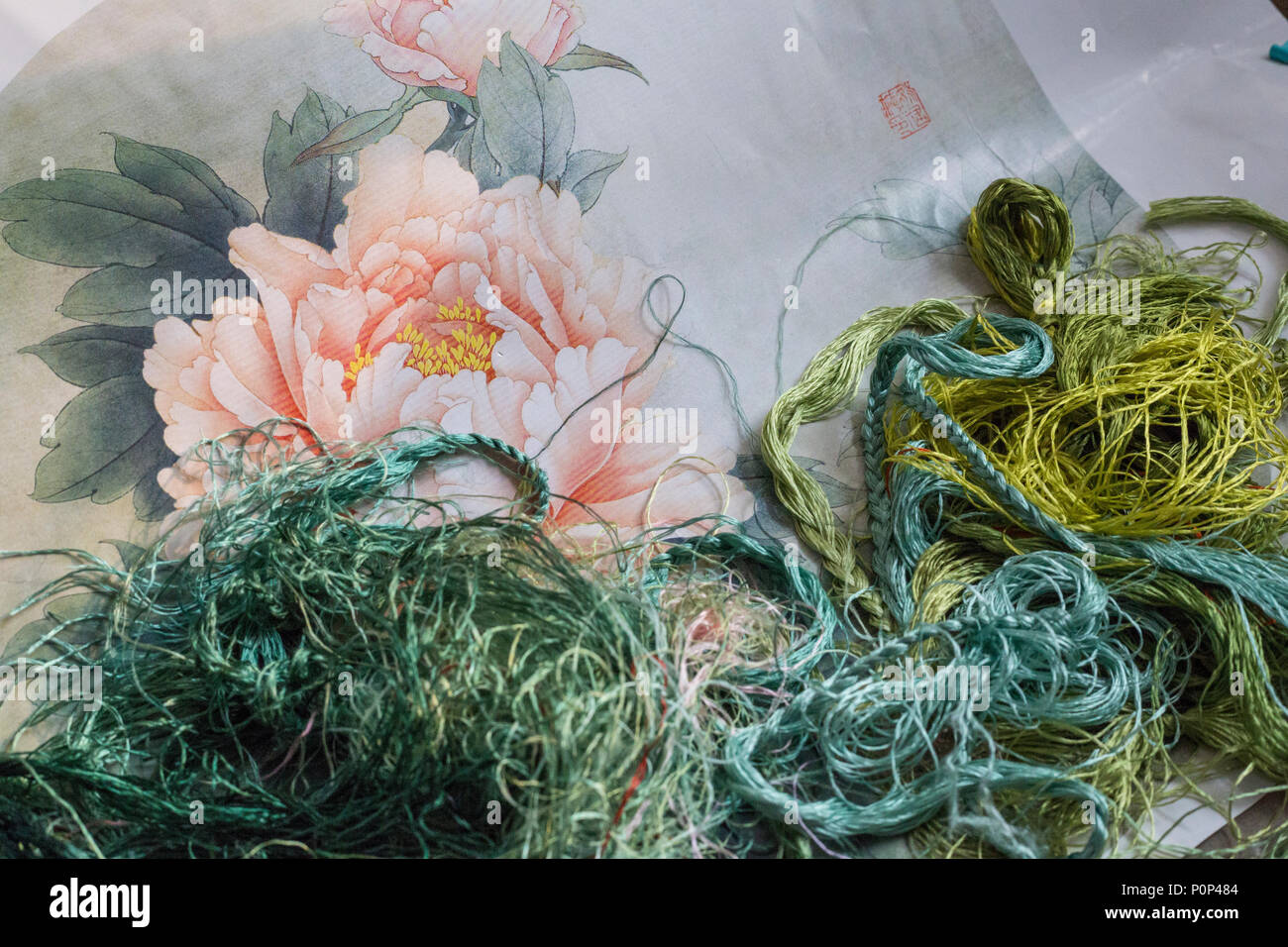 Chinese silk embroidery hi-res stock photography and images - Alamy