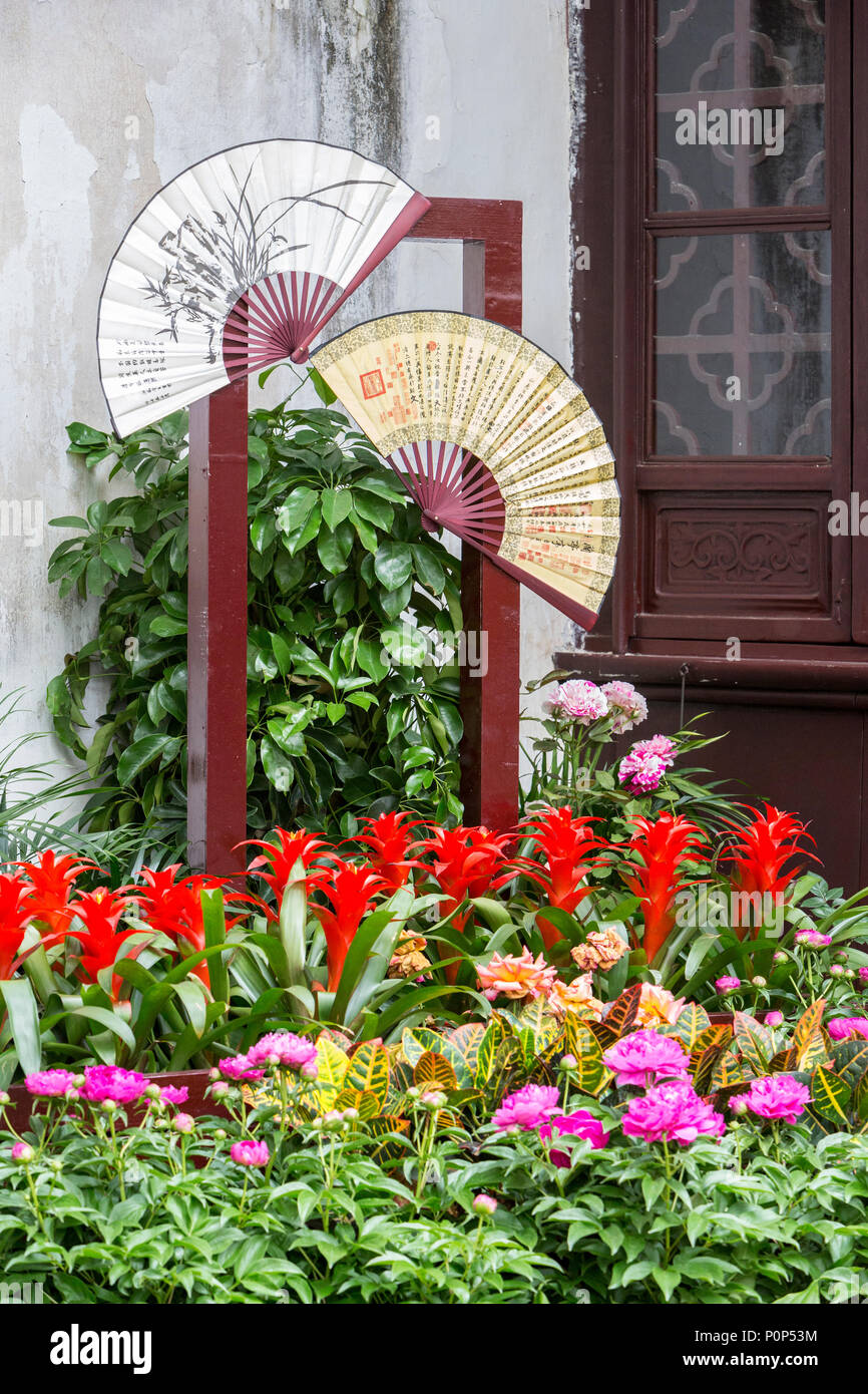 China fans hi-res stock photography and images - Alamy