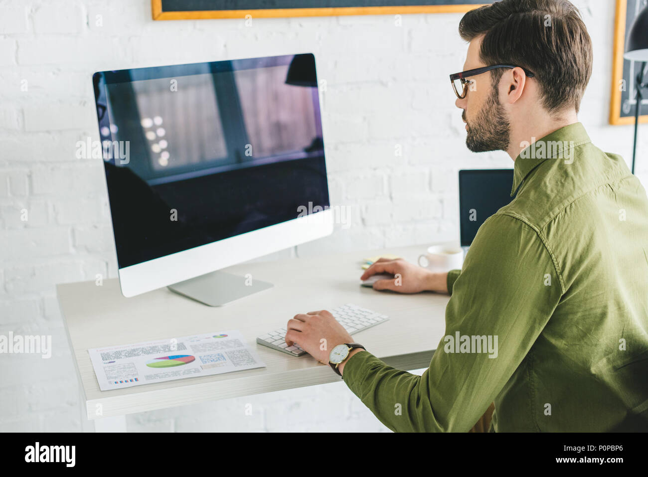 Man looking at computer screen hi-res stock photography and images - Alamy