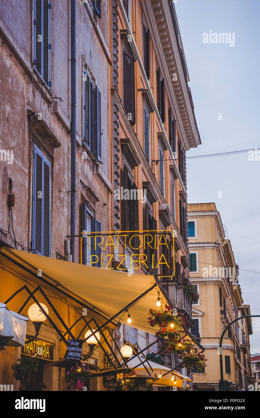 Traditional italian pizzeria hi-res stock photography and images - Alamy