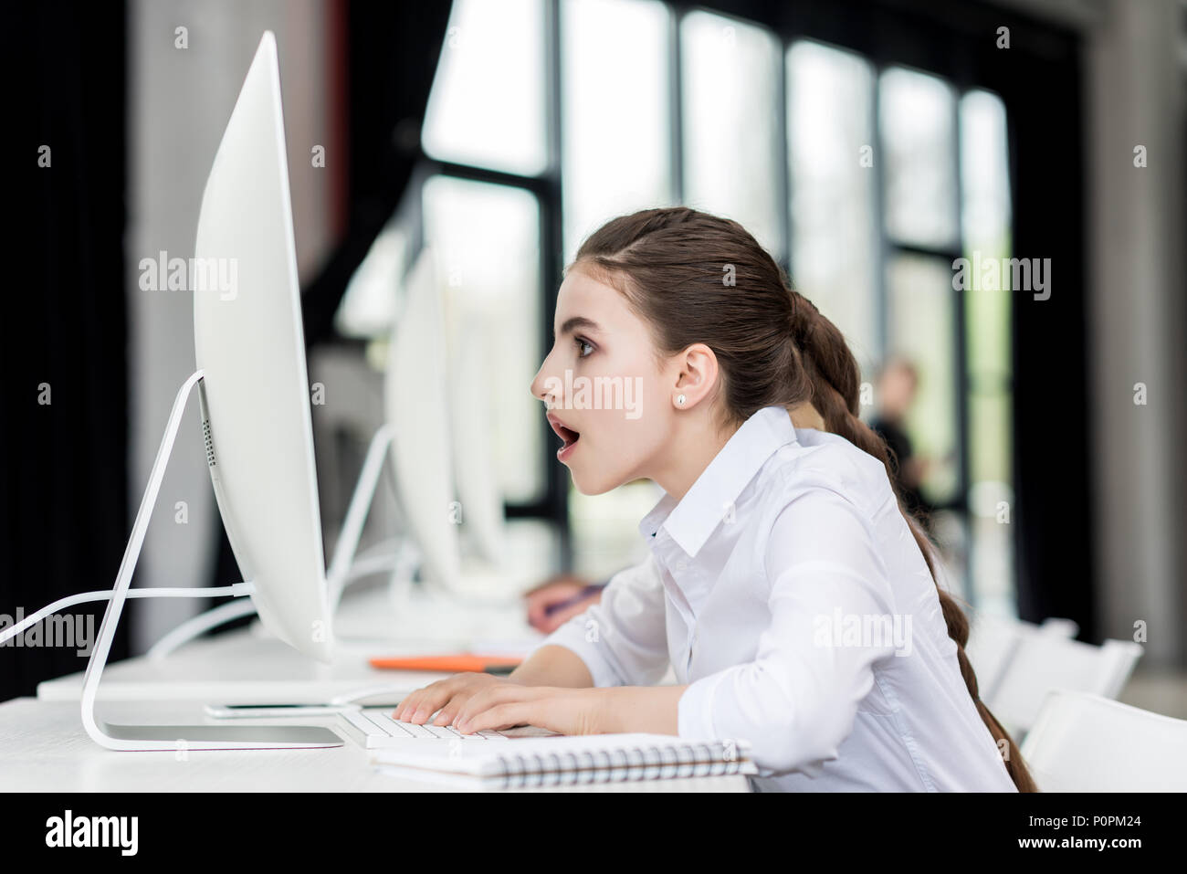 Girl shocked computer hi-res stock photography and images - Alamy