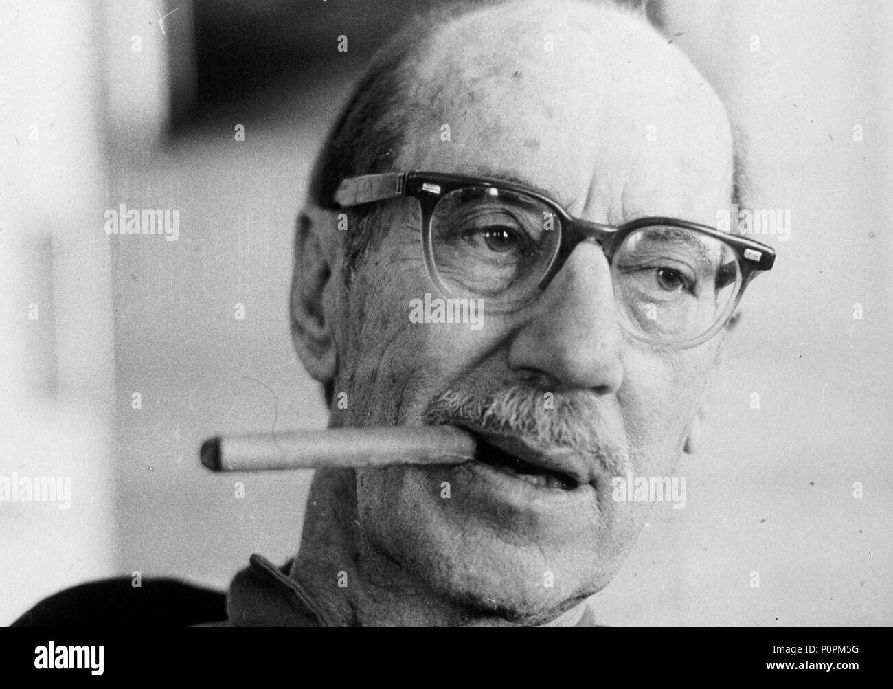 Groucho marx portrait hi-res stock photography and images - Alamy