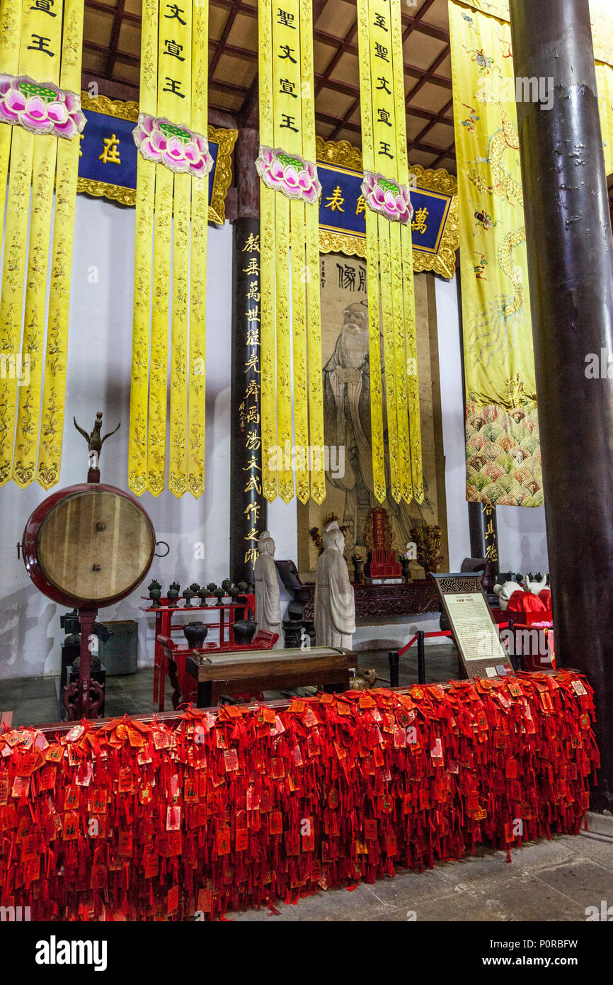 Nanjing, Jiangsu, China. Portrait of Confucius in the Dacheng Temple ...