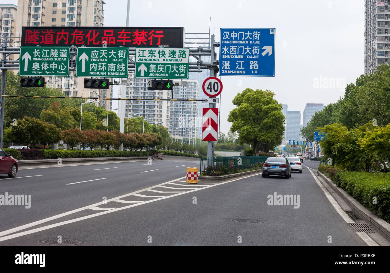 Highway signs hi-res stock photography and images - Alamy