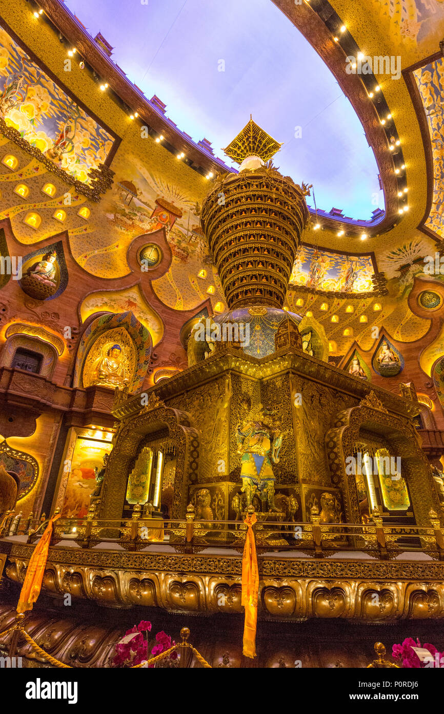 Nanjing, Jiangsu, China. One of the Four Heavenly Kings (center ...