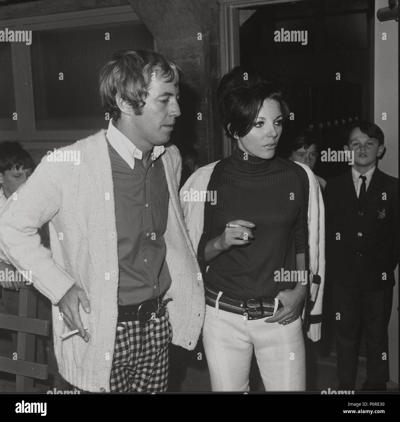 Description: Joan Collins con Noel Harrison.. Year: 1966. Stars: JOAN ...