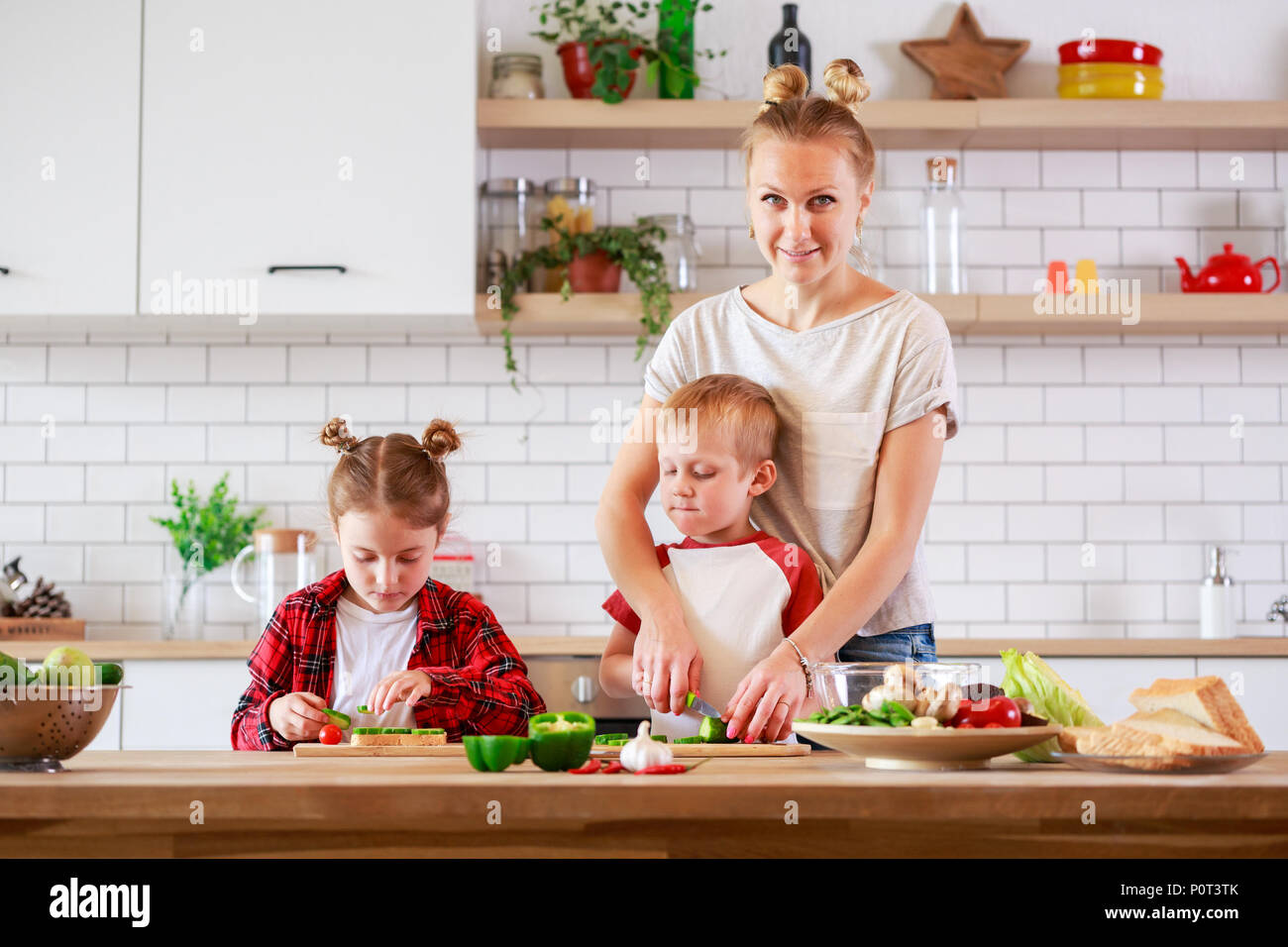 Mum cooking with kids hi-res stock photography and images - Alamy