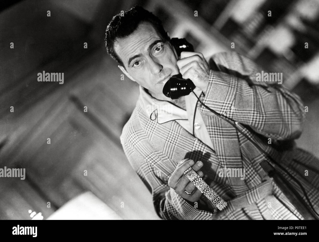 Conflict 1945 humphrey bogart hi-res stock photography and images - Alamy