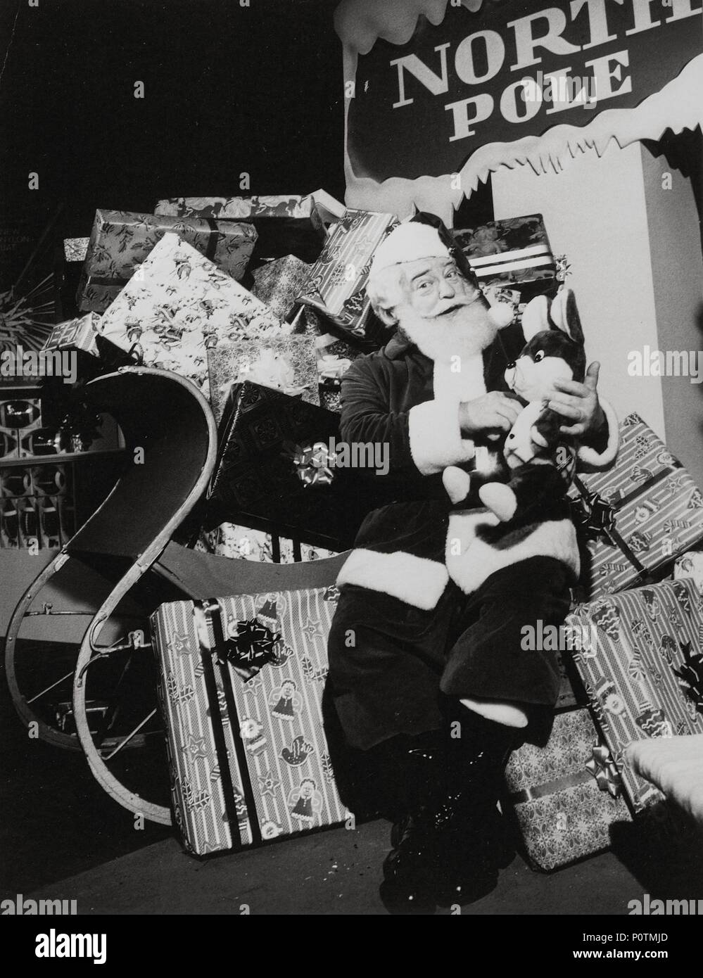 Miracle on 34th street 1947 hi-res stock photography and images - Alamy
