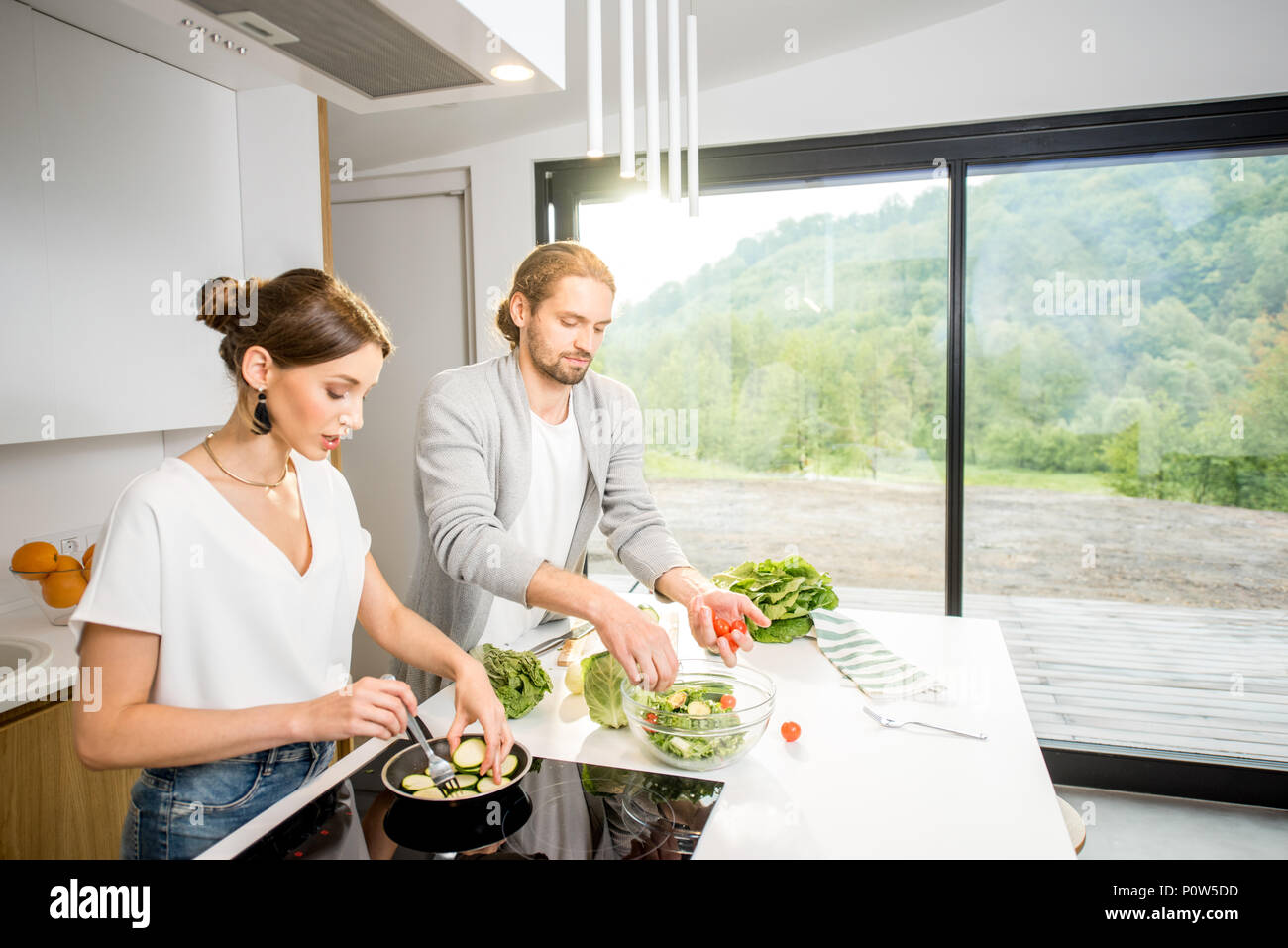 People cooking at home hi-res stock photography and images - Alamy