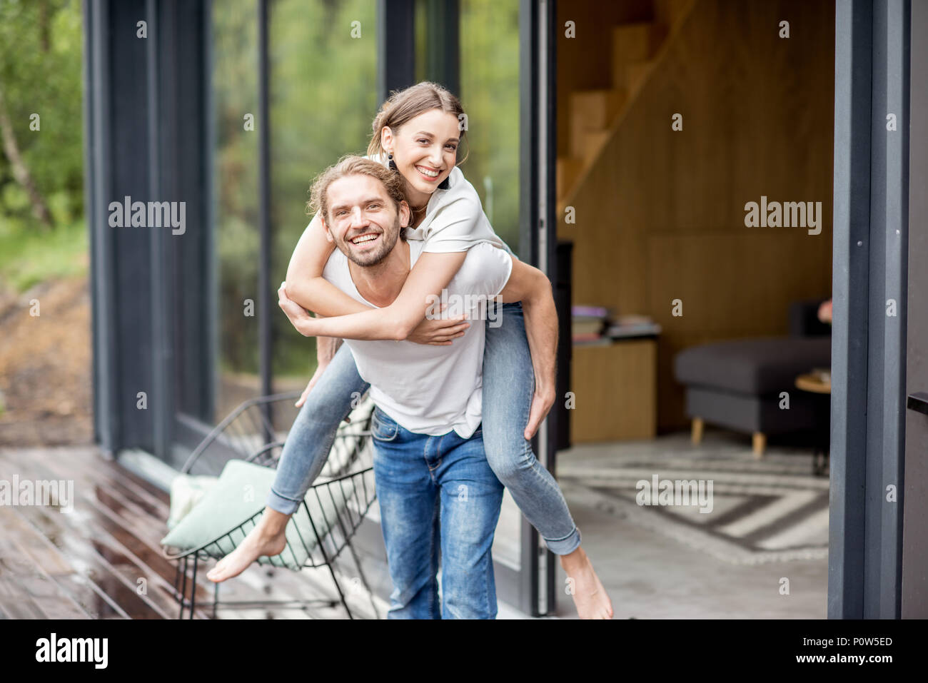 Lifestyle luxury couple hi-res stock photography and images - Alamy