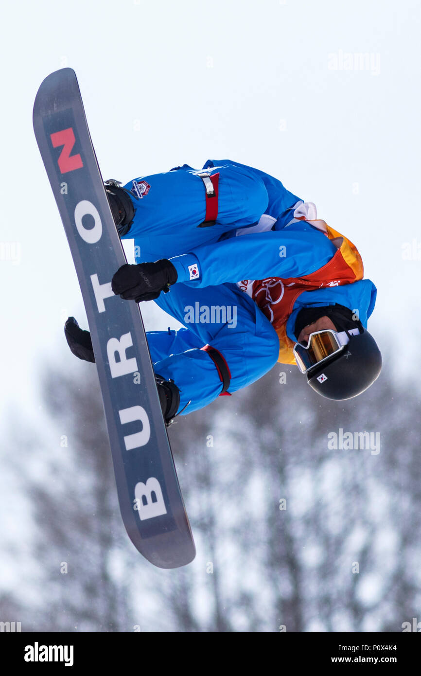 Asian male snowboarder hi-res stock photography and images - Alamy