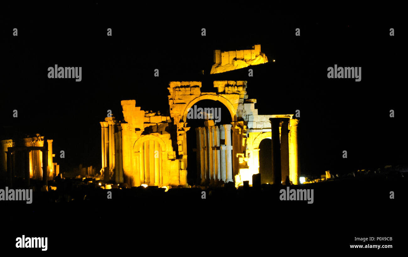 Palmyra columns in the night, destroyed by DAESH, Syria Stock Photo - Alamy
