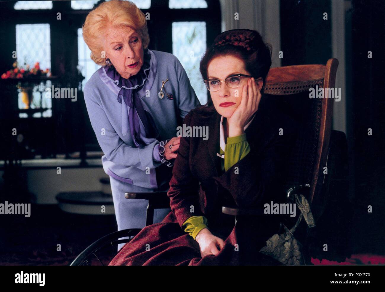 8 women francois ozon 2002 hi-res stock photography and images - Alamy