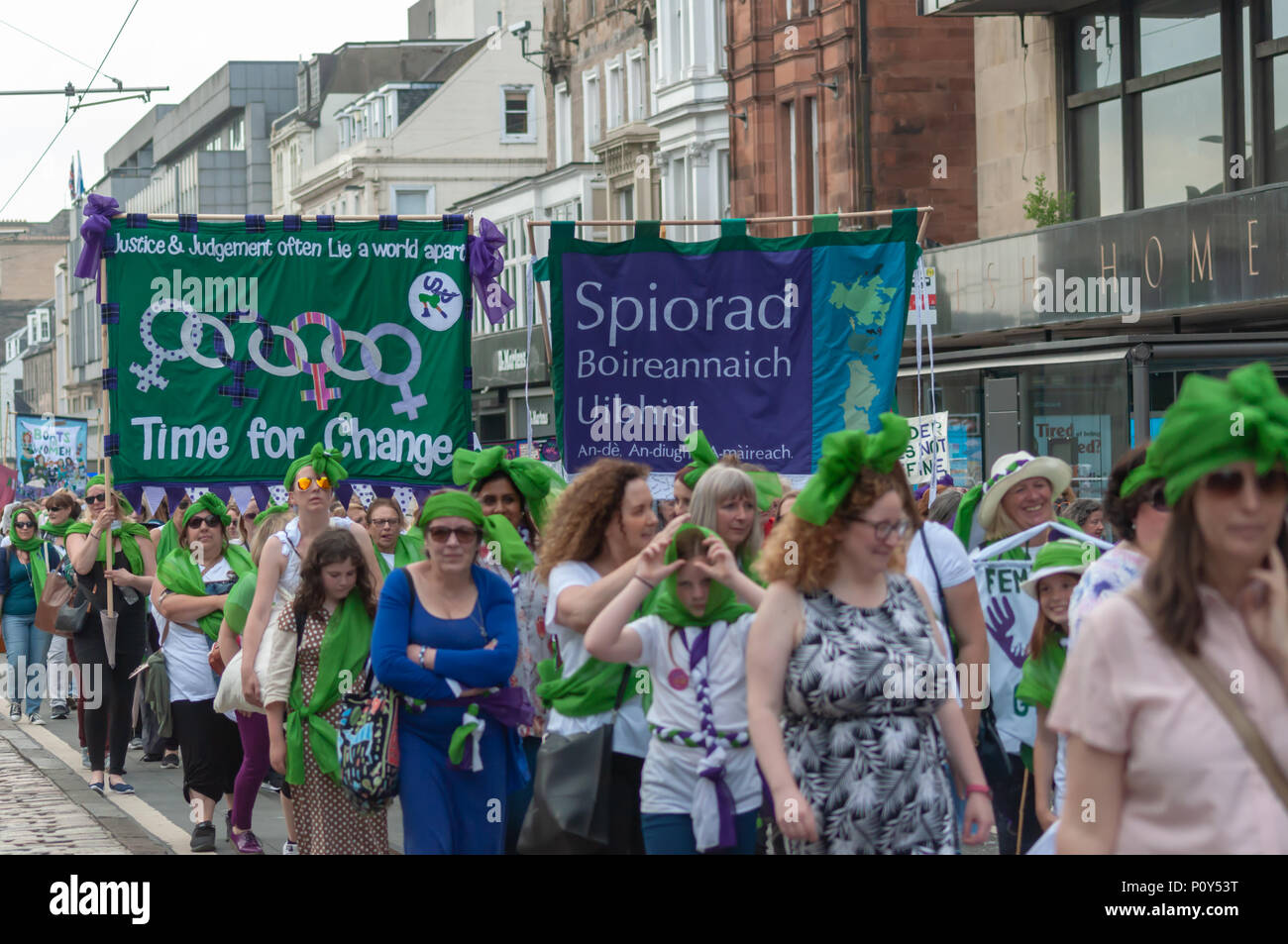 Edinburgh, Scotland, UK. 10th June, 2018. Women holding an artwork ...