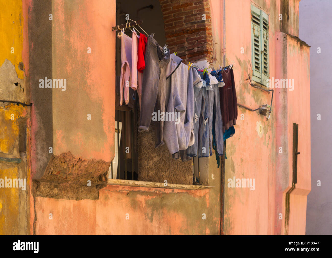 Washing line house exterior hi-res stock photography and images - Alamy