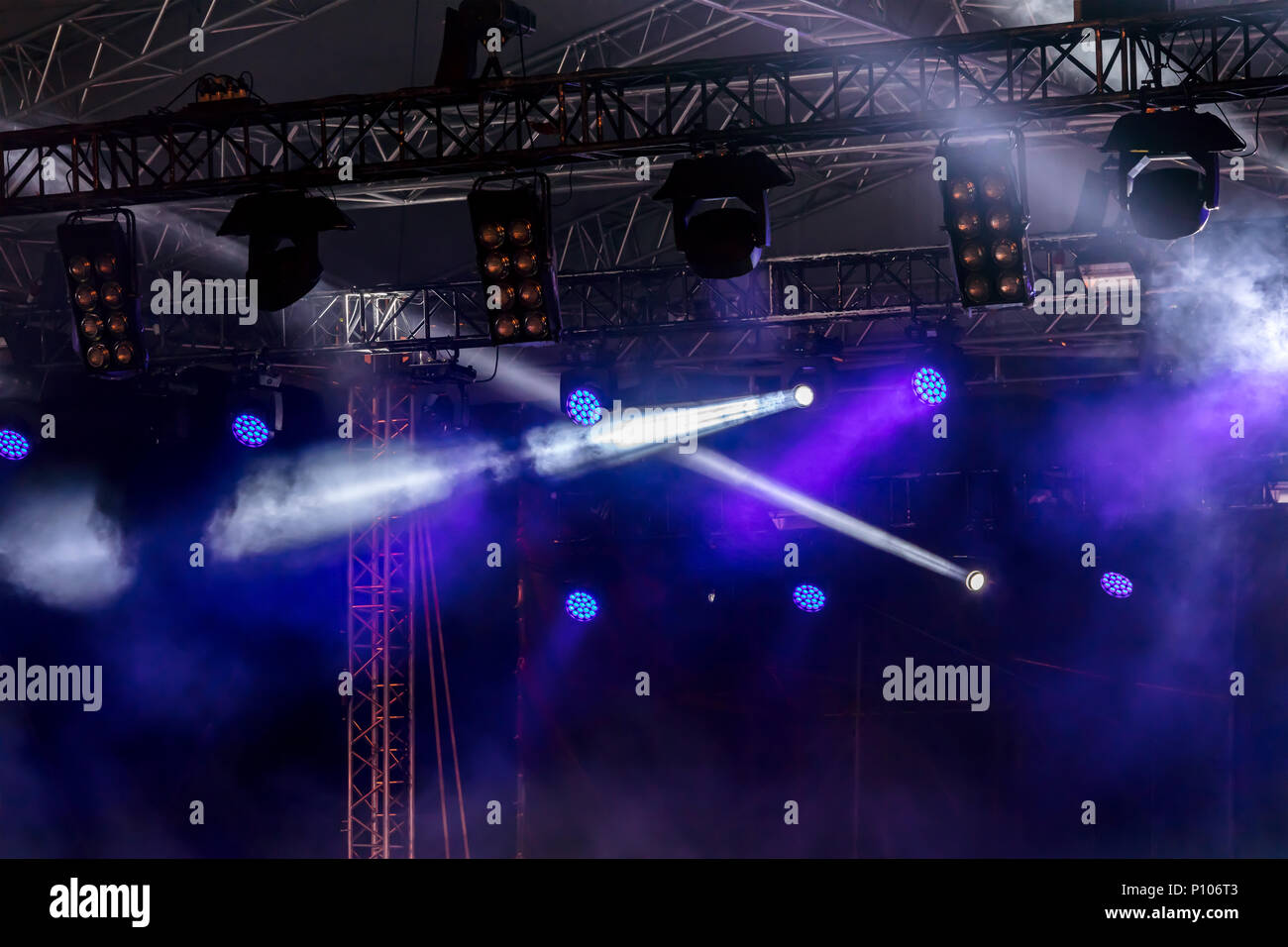 Smoke on stage hi-res stock photography and images - Alamy