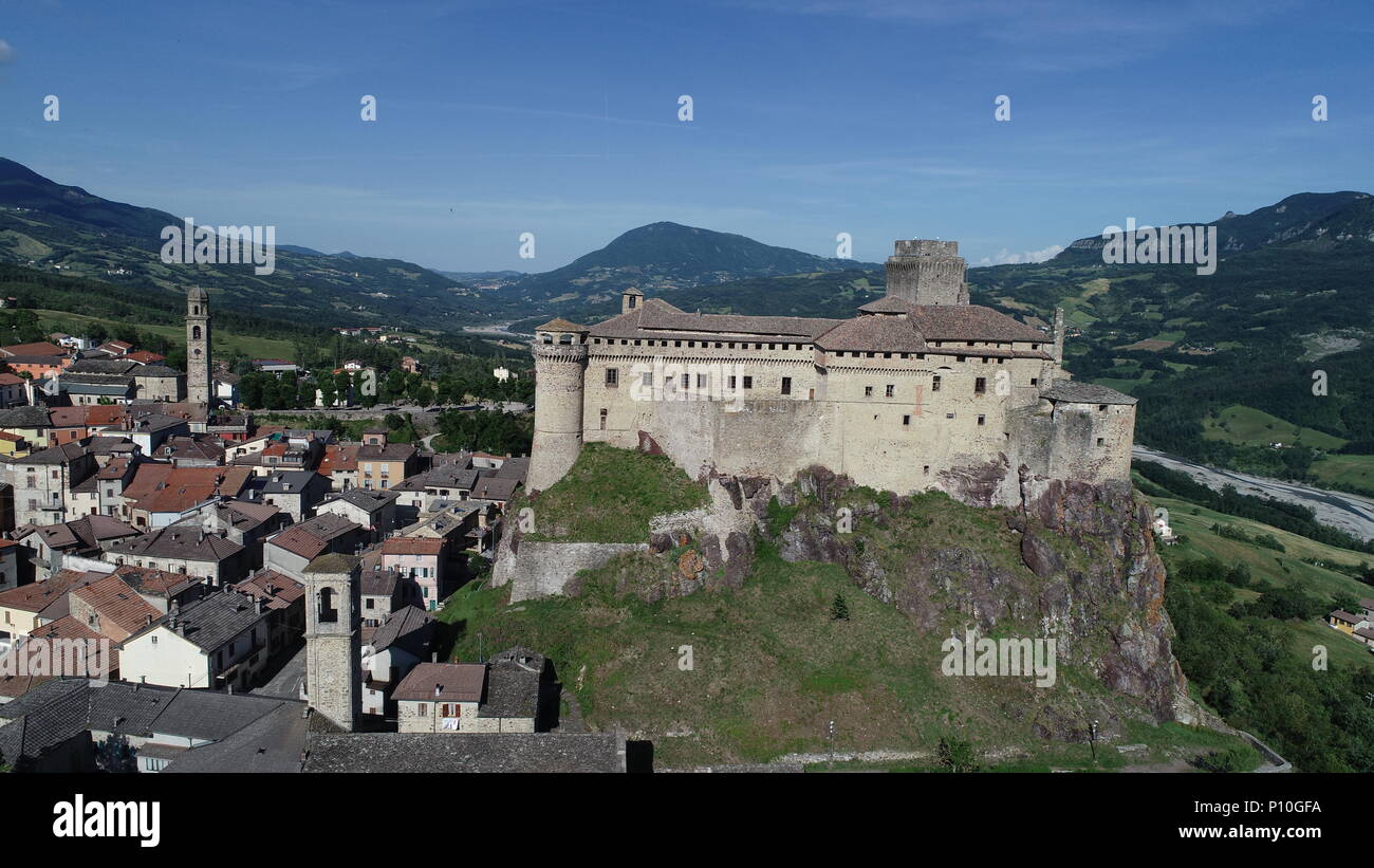 Bardi castle aerial hi-res stock photography and images - Alamy