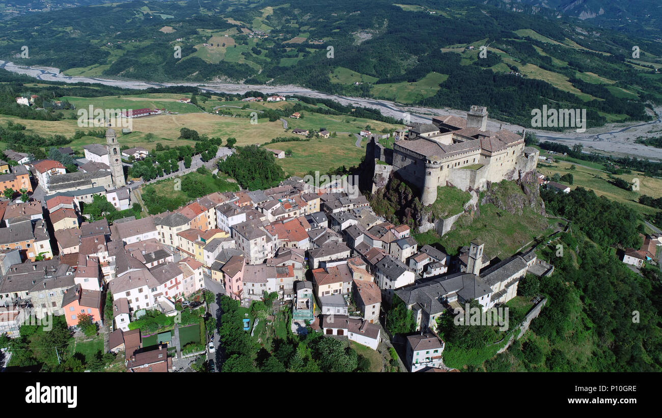 Bardi castle aerial hi-res stock photography and images - Alamy