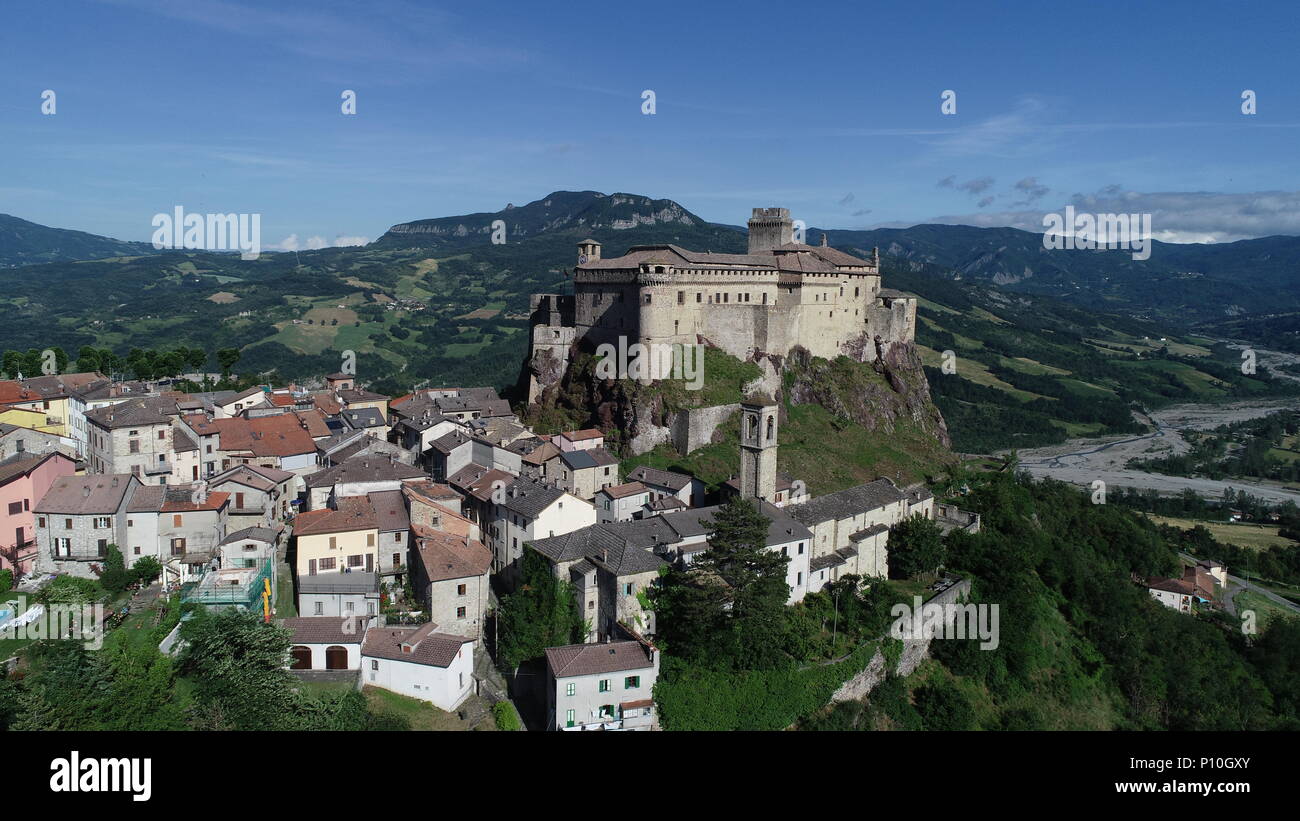 Bardi castle aerial hi-res stock photography and images - Alamy
