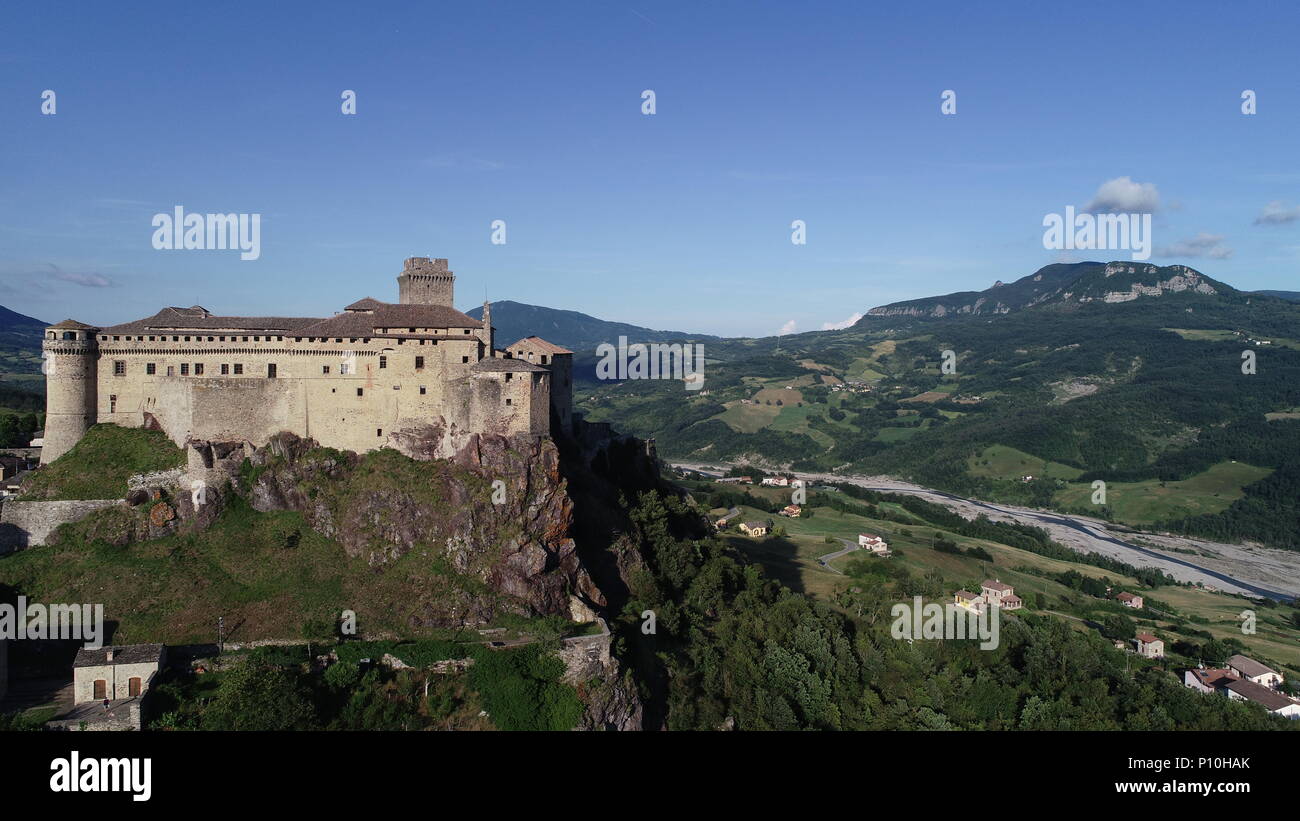 Bardi castle aerial hi-res stock photography and images - Alamy