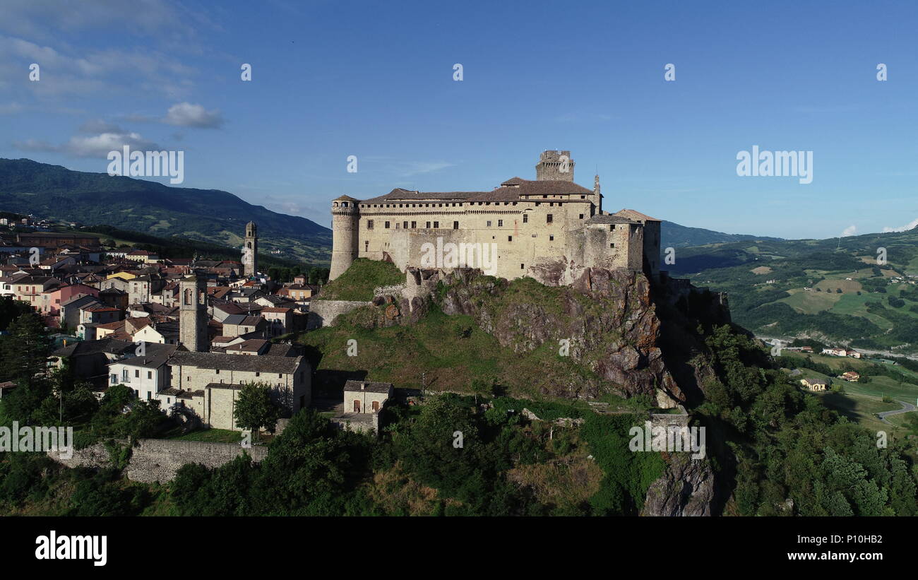 Bardi castle aerial hi-res stock photography and images - Alamy