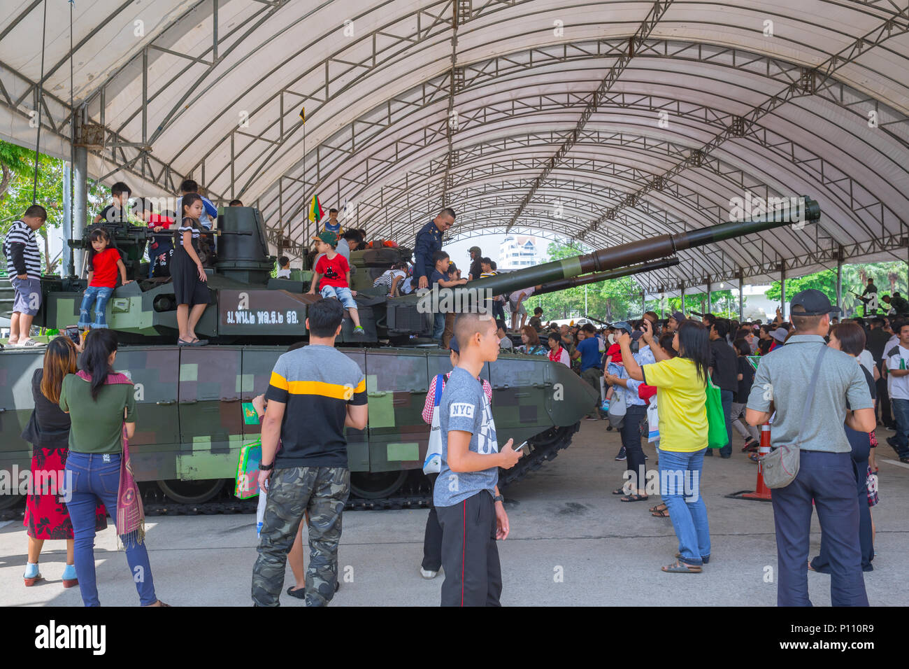 Child touch tank hi-res stock photography and images - Alamy