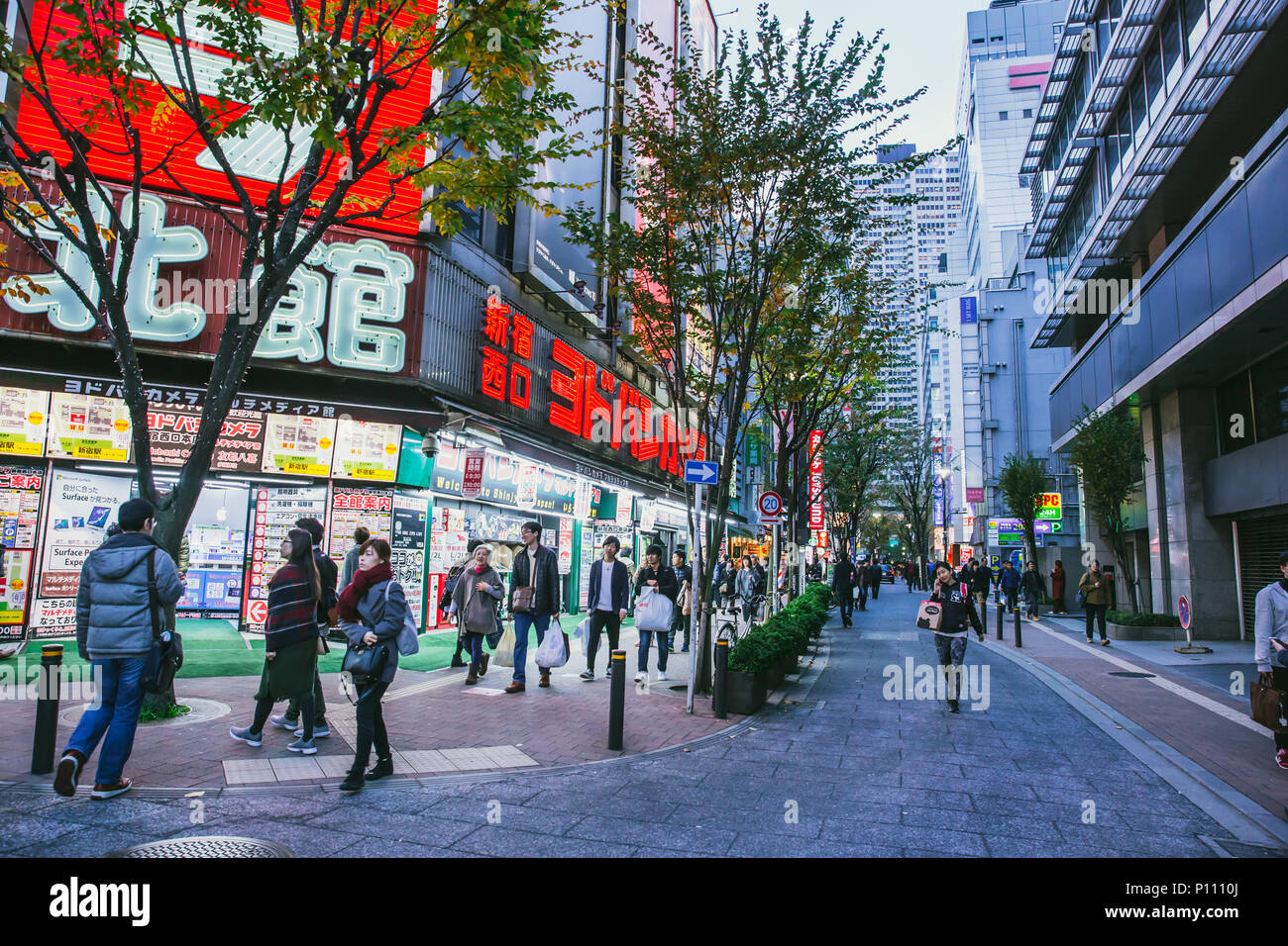 Japanese and tourist at Shinjuku nightlife colorful billboard shopping ...