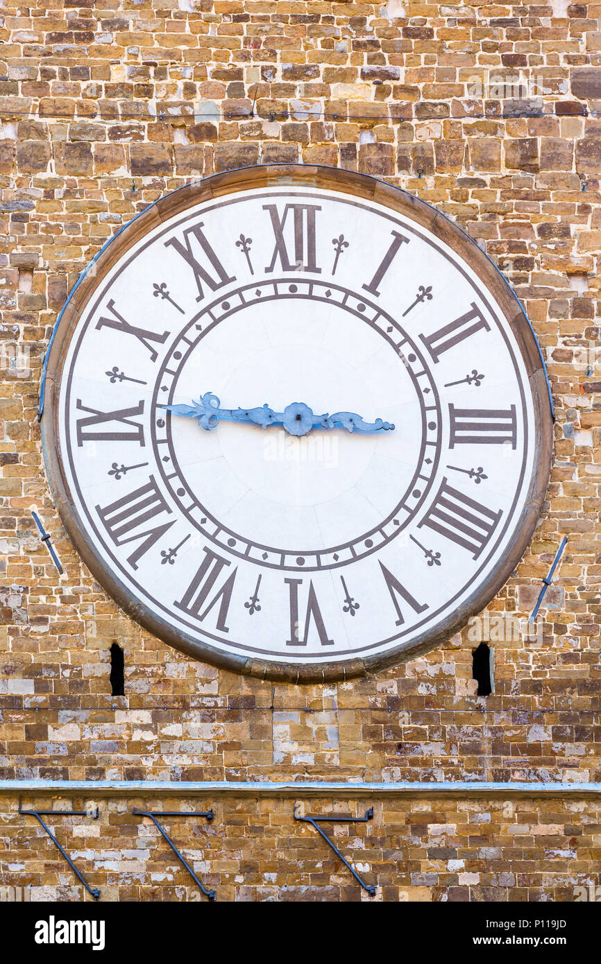 Vintage outdoor wall clock hi-res stock photography and images - Alamy