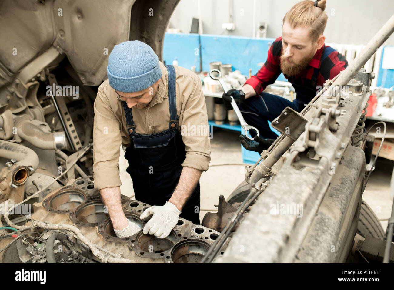 Car mechanics hi-res stock photography and images - Alamy