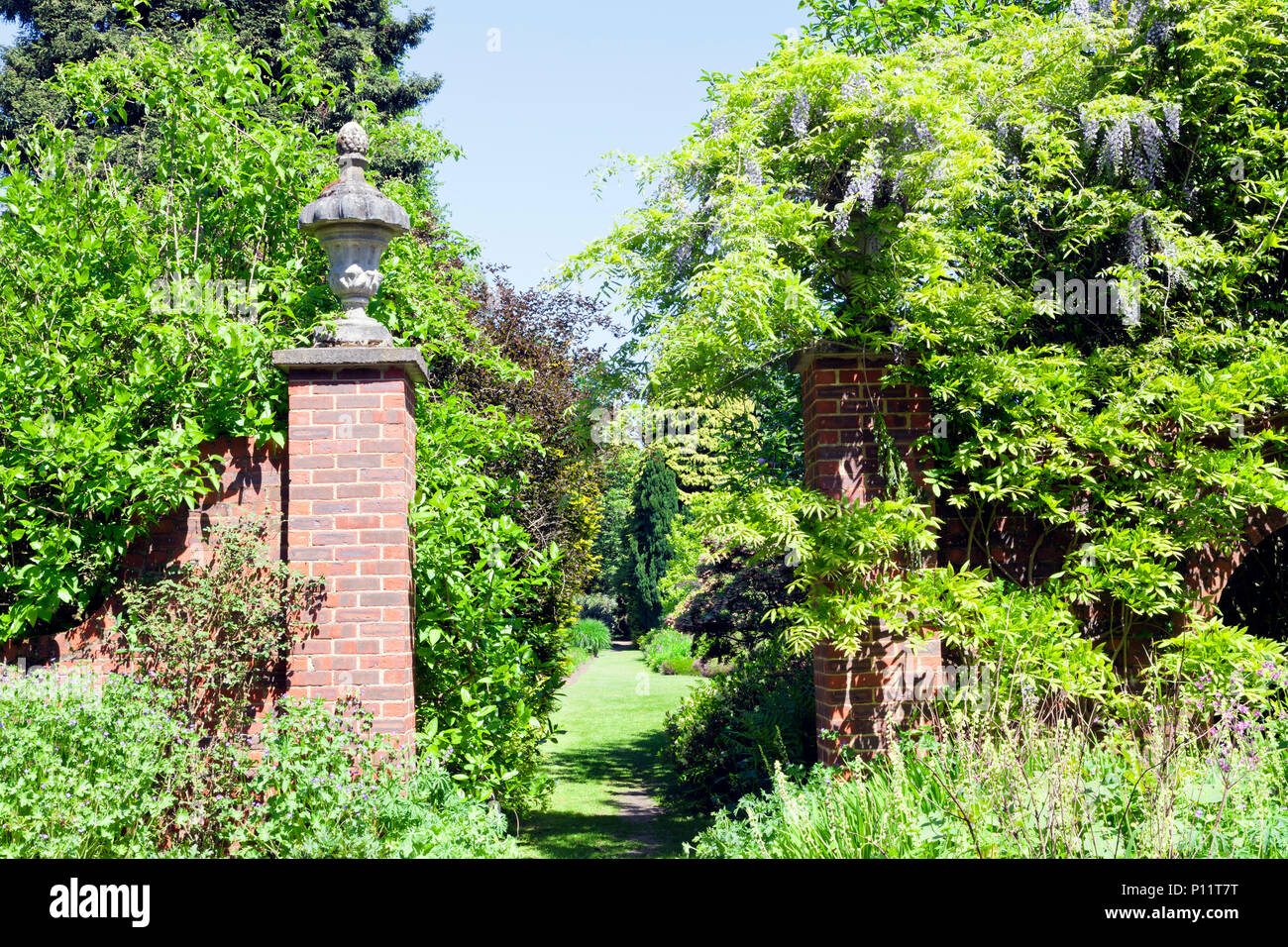 English countryside summer gate hi-res stock photography and images - Alamy