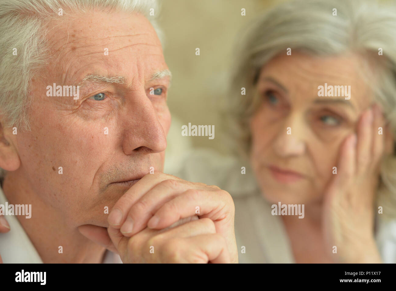 Sad couple hug hi-res stock photography and images - Alamy